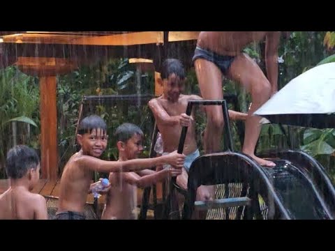 MANDI HUJAN BERSAMA TEMAN ABANG VANO DAN COCO PINDAHKAN BONSAI