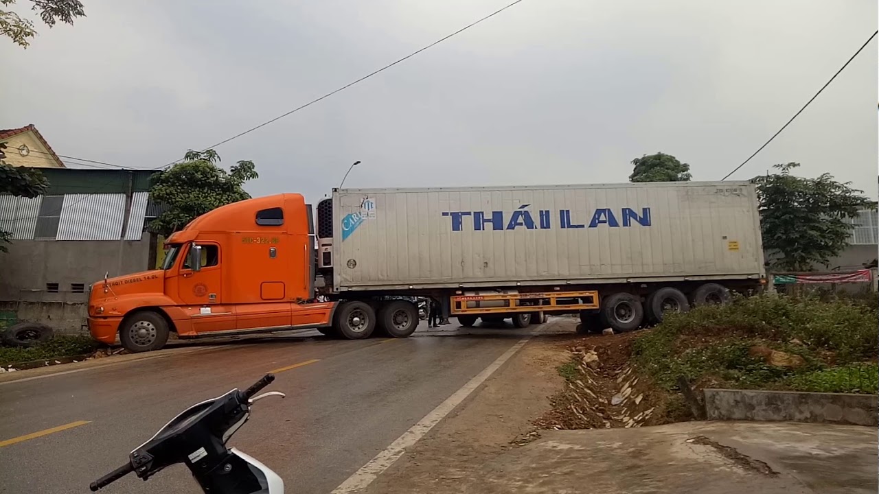 xe container nằm ngang quốc lộ 48 đoạn qua xã Đồng Hợp - YouTube