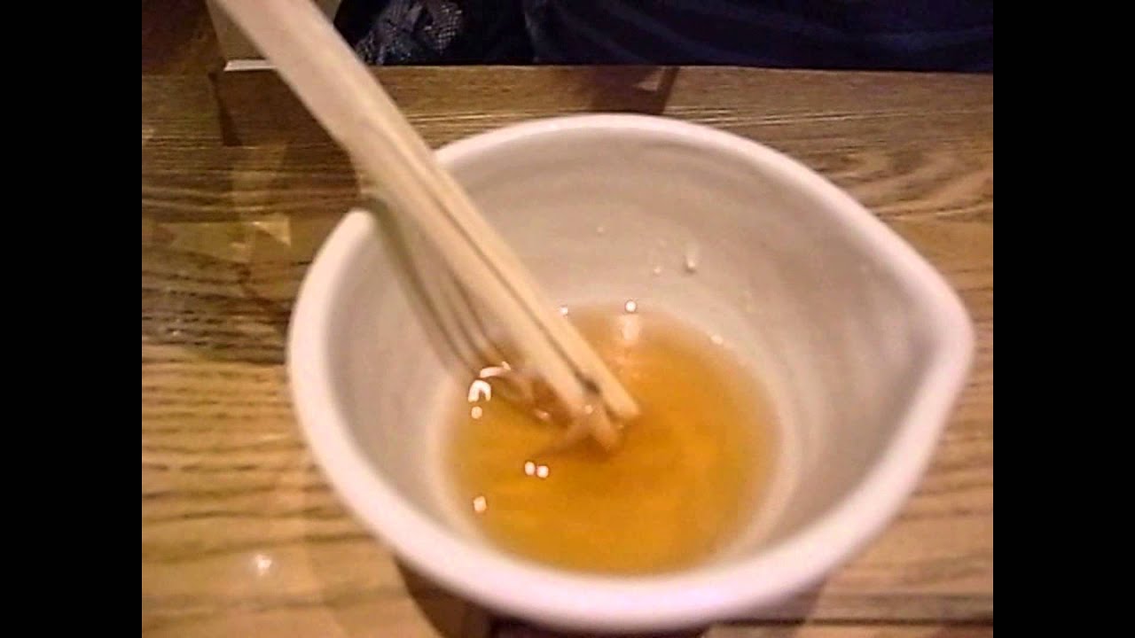 Isagi odorigui / いさぎ 踊り食い - YouTube