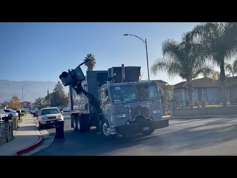 Old School Revving Action | Peterbilt 320 McNeilus Autoreach - YouTube