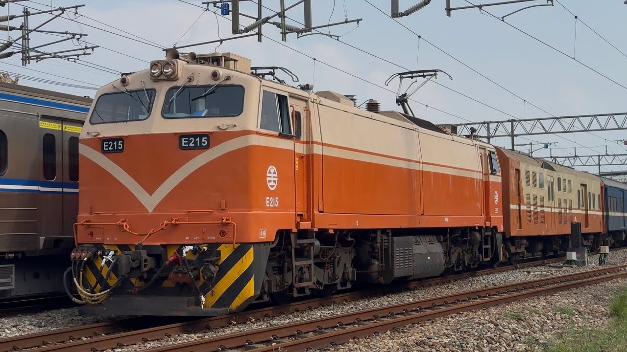 台鐵 554次 莒光號 本務E215電力機車 附掛PBK10400型電源行李車+行包 民雄出發 / GE E42C leading Juguang express+2 Baggage cars ...