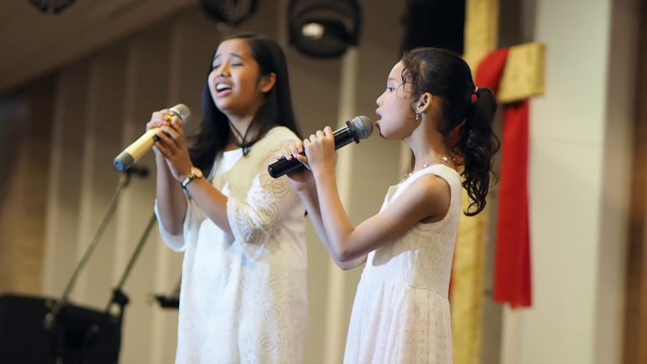 Ku Tetap Pegang Salib Yesus - Sandra & Aurel - YouTube
