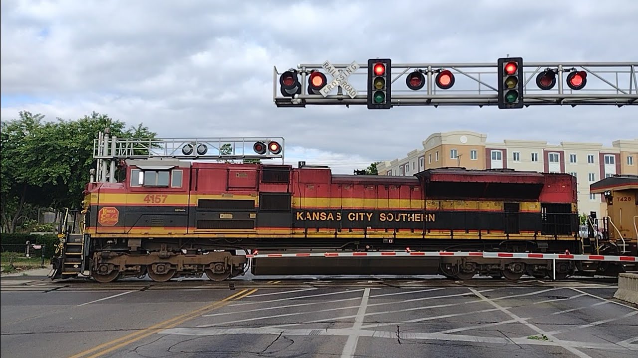 Metra F40PH-3 104 west meets KCS SD70ACe 4157 east at Elgin, Illinois on June 13, 2023 - YouTube