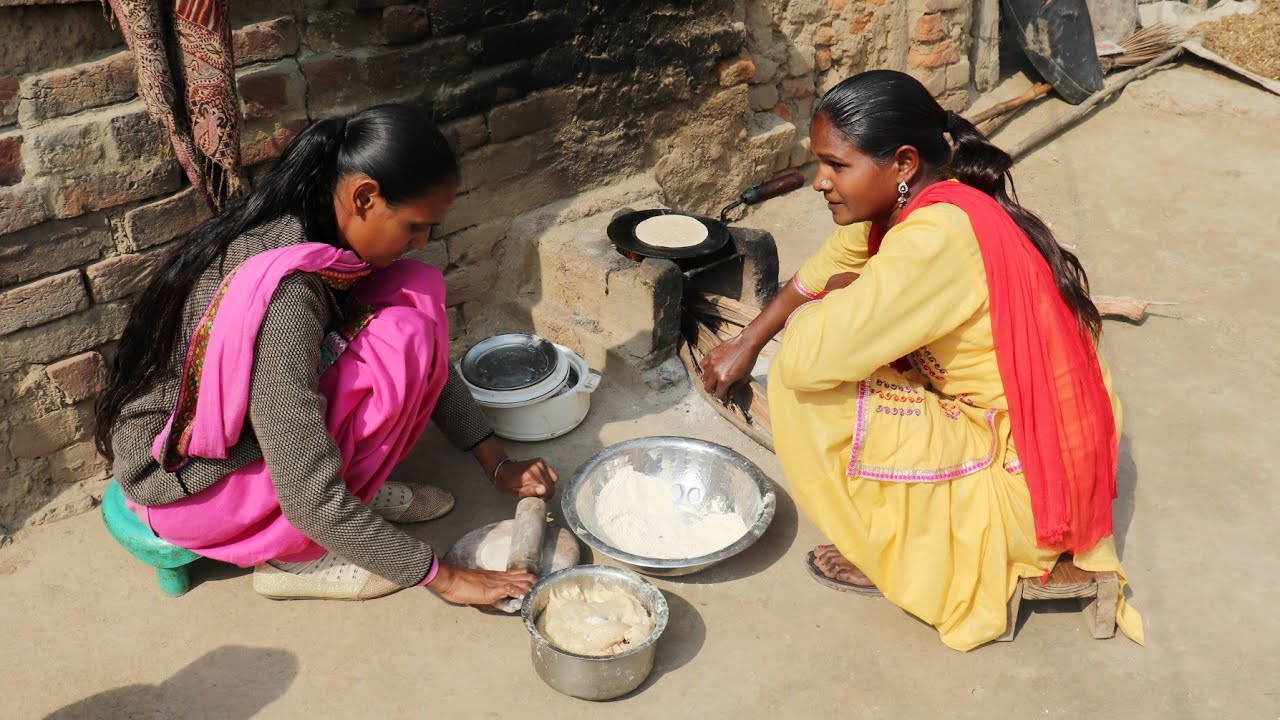 Village women Making Roti💕Rural life of Punjab/India💕Villager life of ...