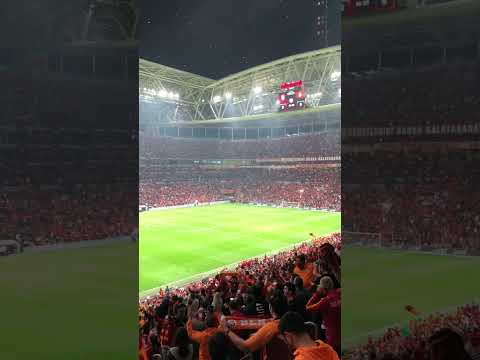 Galatasaray ultrAslan beste Çocukluk aşkımsın sen ilk göz ağrımsın