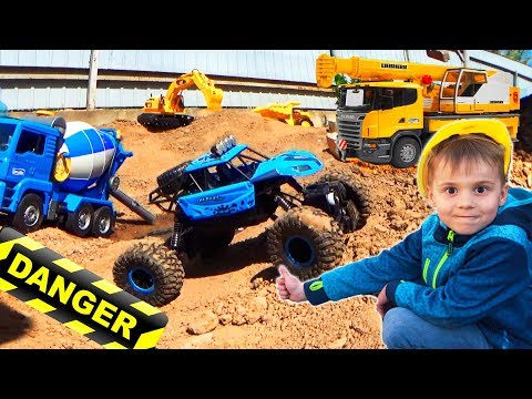 #Bruder araçlar, Off-road Monster Truck'a karşı İnşaat Sahasında Oyuncak Evi savaşıyor.