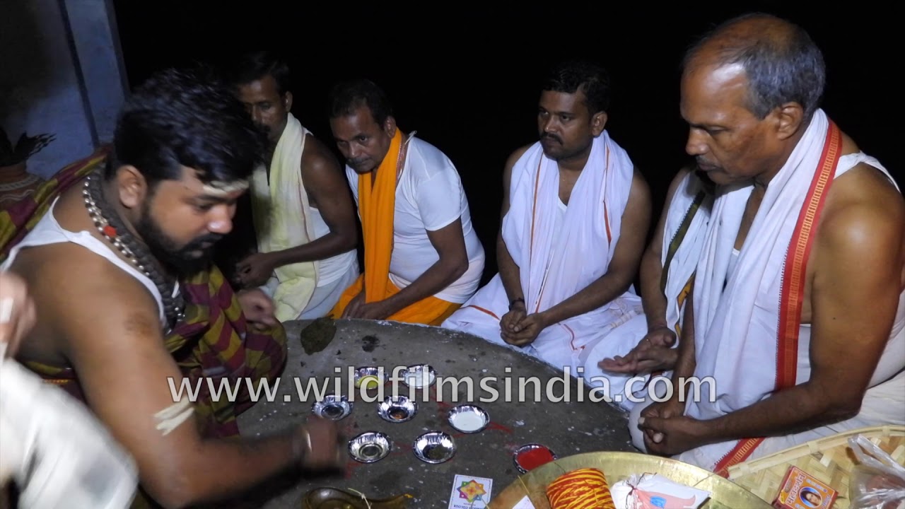 Men of Oriya community perform Tarpana - YouTube