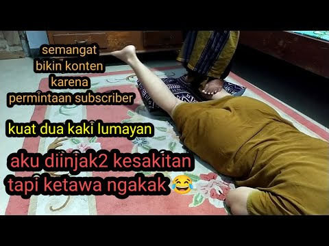 pijat tradisional, injak injak badan istri, injak betis, injak punggung dengan satu kaki