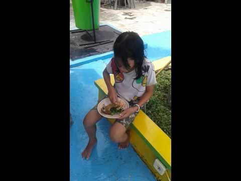 Mandi di kolam bersama.. kk abg adik mamak dan ayah..