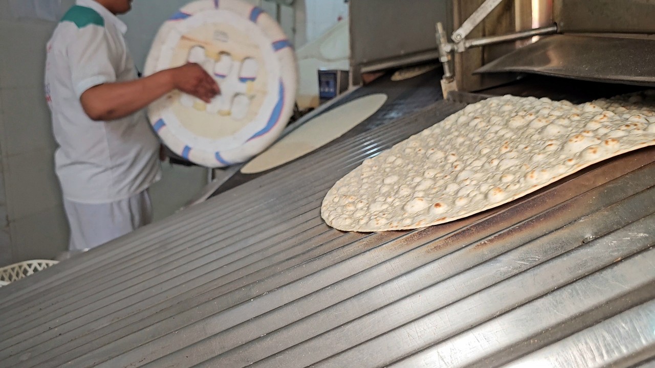 Automatic bakery machine | one man make 1000 yufka bread per hour - YouTube