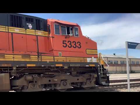 BNSF 5333 leads Westbound Vehicle Train with wave & K5HL. - YouTube