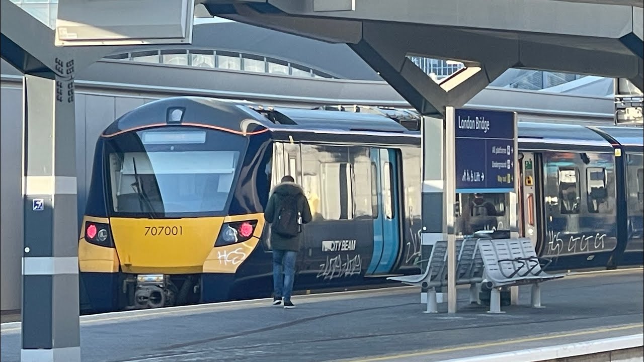Two Class 707 Southeastern CityBeams At London Bridge - Arriving At The ...