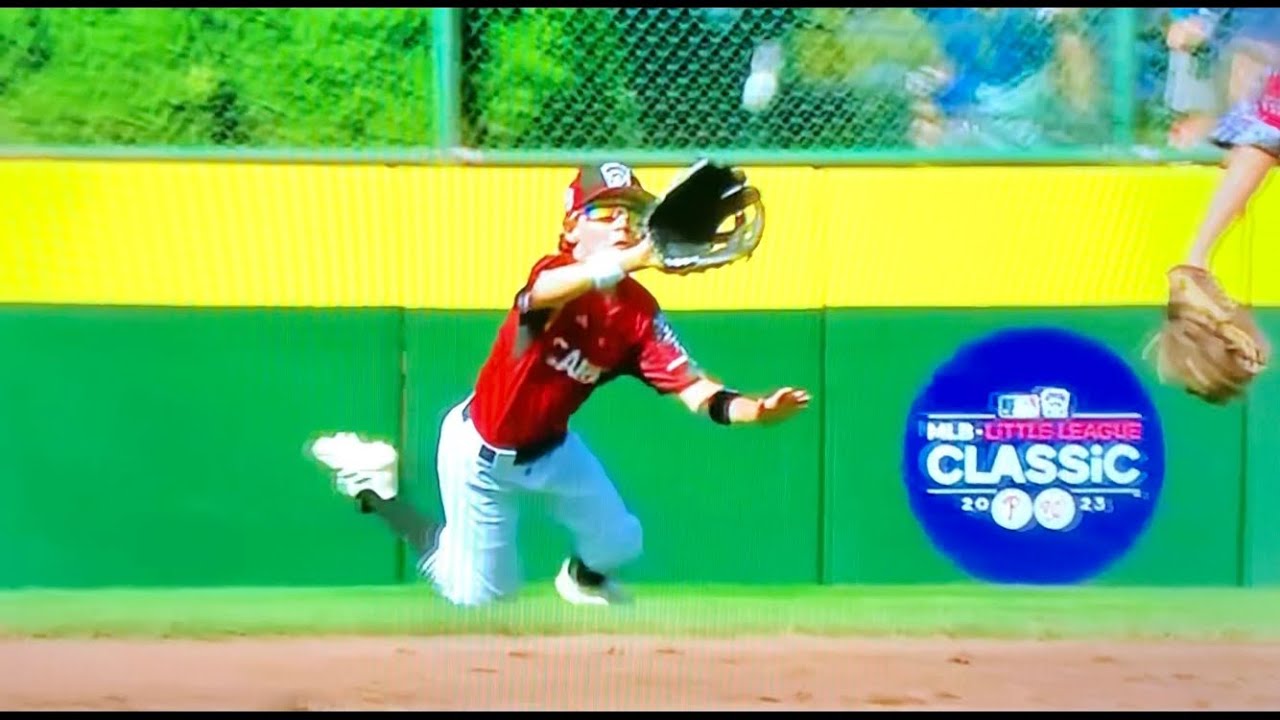 Treyten Mandziuk Diving Catch - 2023 LLWS - Canada 🇨🇦 vs Czech Republic ...