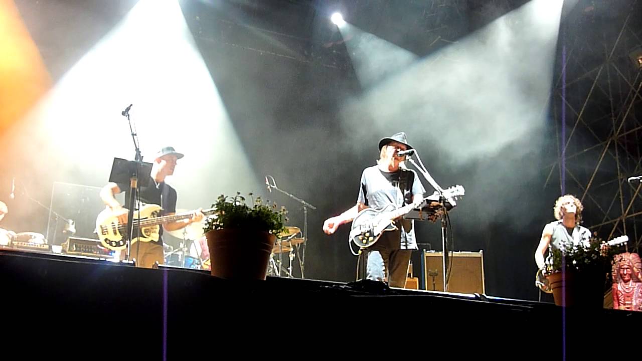 NEIL YOUNG POWDERFINGER LIVE PIAZZOLA SUL BRENTA 13 07 2016 - YouTube