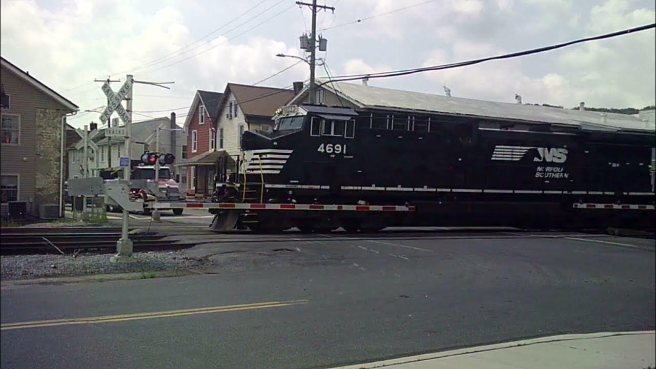 NS 4691 leads an intermodal train in Fleetwood, PA (288) - YouTube