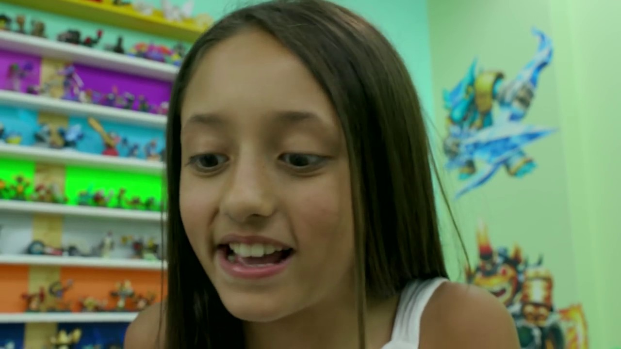 REAL LIFE SKYLANDERS BATTLECAST FIGHT w Magic Cards!! - YouTube