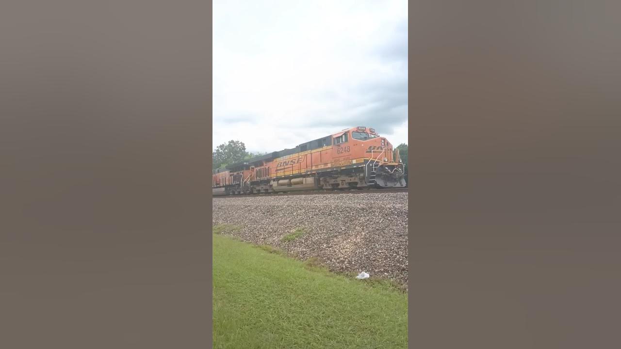 Bnsf 6248 ES44AC leads bnsf 3812 ET44C4 at chesnut Galveston sub #railfan - YouTube