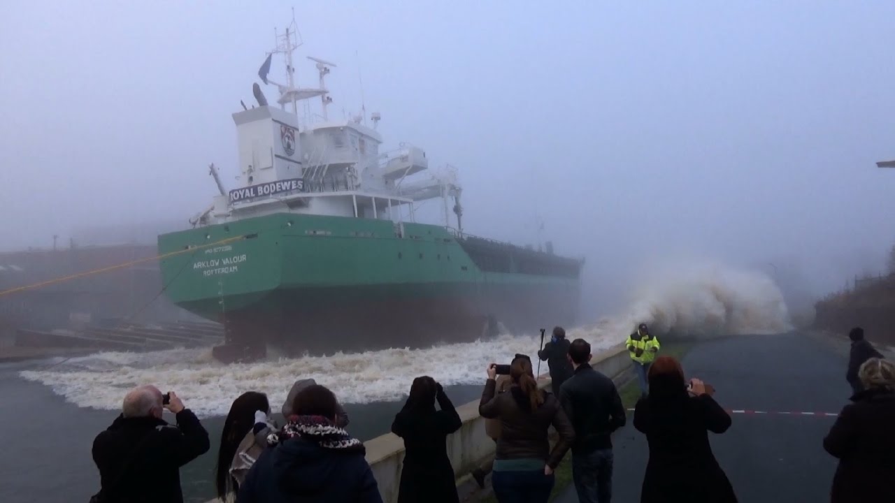 ARKLOW VALOUR - Stapellauf bei Royal Bodewes Werft, 25.11.2016 - YouTube