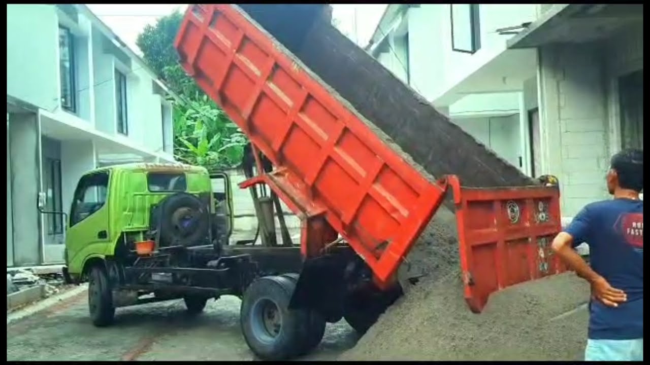 Dumptruck bongkar batu split dan pasir dilokasi proyek property ...
