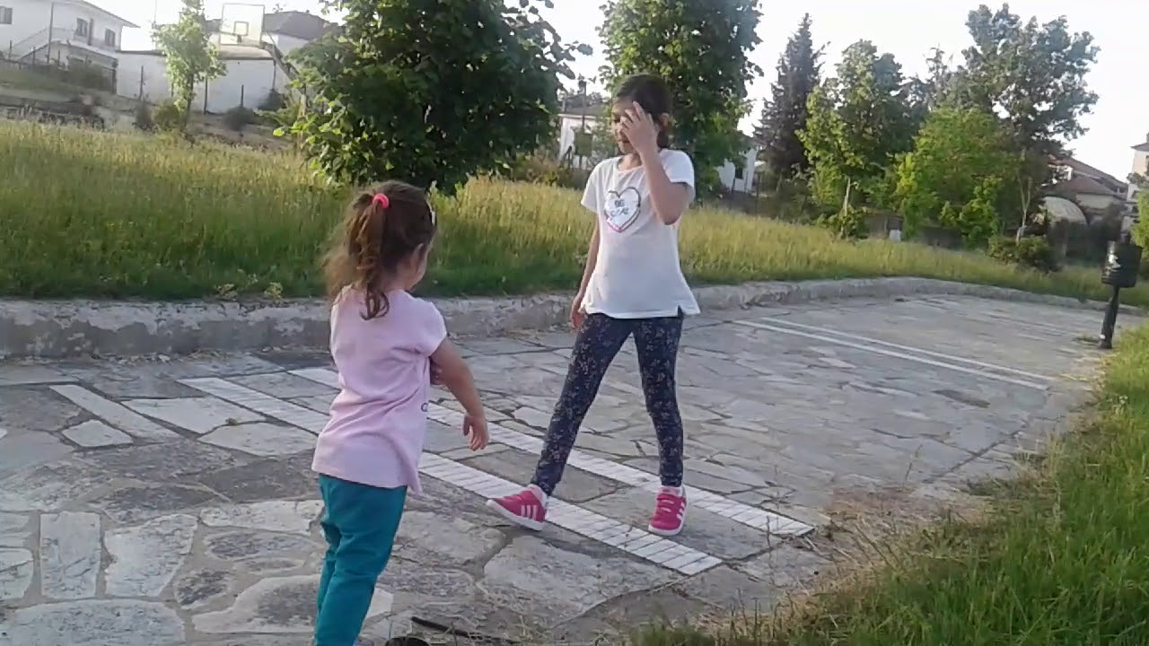 Η Πλατεια του Χωριου μας... Η Κορες μου 👭 θελω να εχουν φιλους μονο με ...