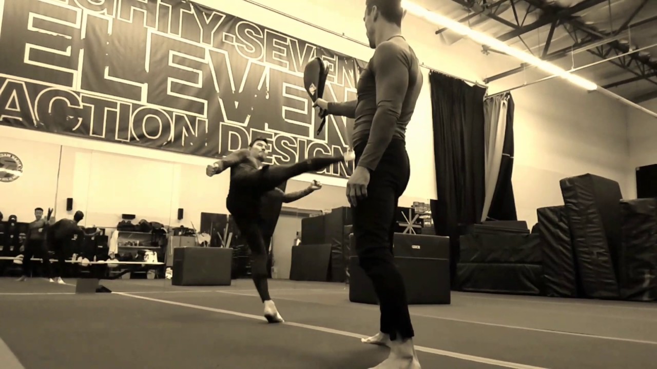 NaraBang 360 Roundhouse Kick (나라방) - YouTube