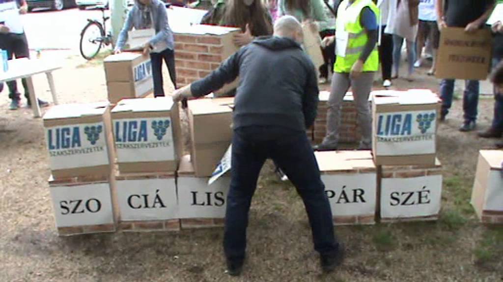 A munka ünnepe - ledőlt a fal! - YouTube