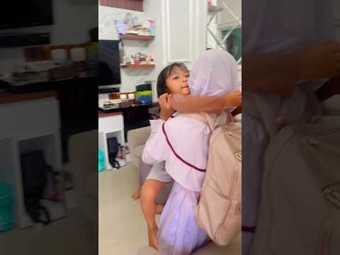 Ayu nunggu zulfa pulang sekolah