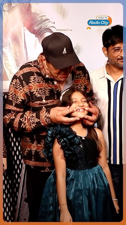 Dharmendra, 89, wins hearts with his gesture - YouTube