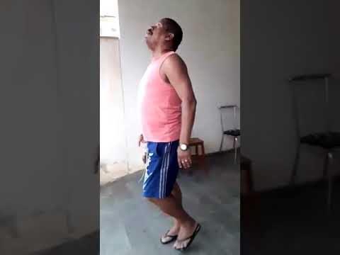 Bêbado dança carnaval e cai - YouTube