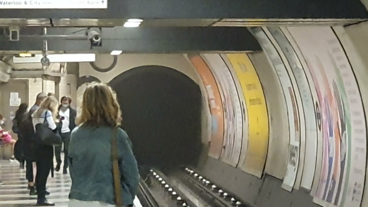 Northern line | 51635 Arrival @Waterloo - YouTube
