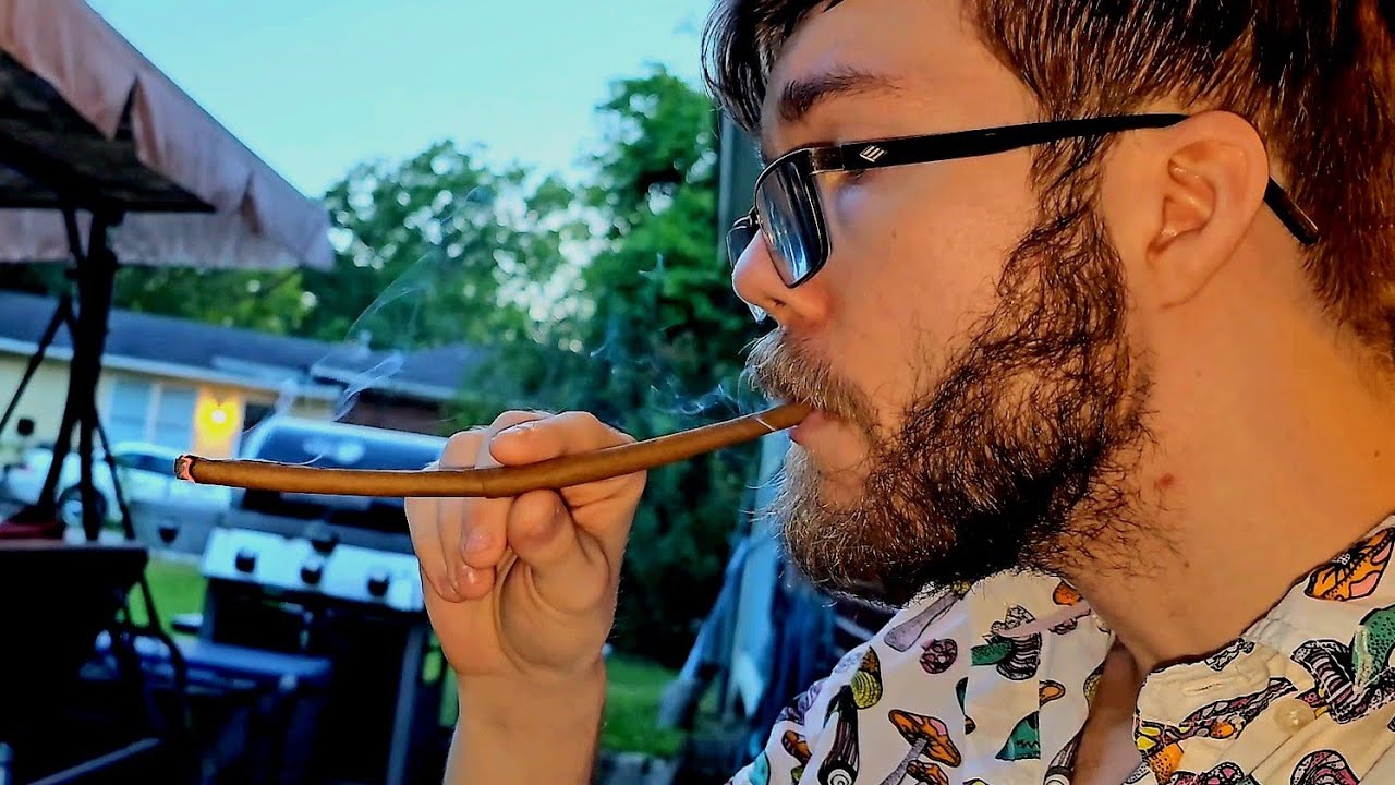 How to Roll & smoke a extendo blunt - YouTube