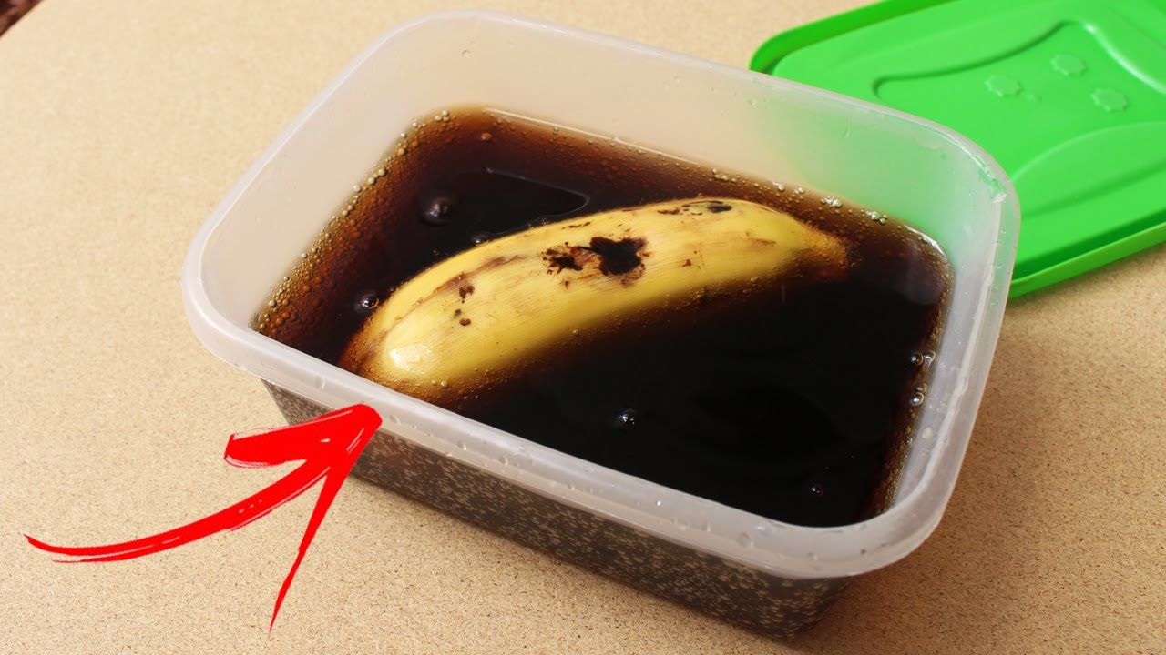 Deixei 1 BANANA por 3 DIAS na COCA-COLA - YouTube