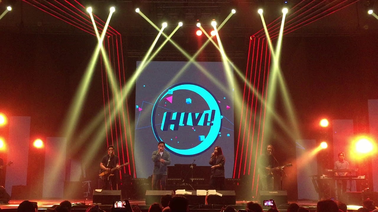 Curi-curi - Hivi! (Live at Mandiri Pekan Raya Indonesia ICE BSD) - YouTube