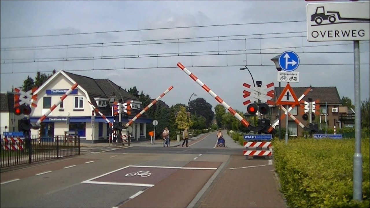 Spoorwegovergang Twello // Dutch railroad crossing - YouTube