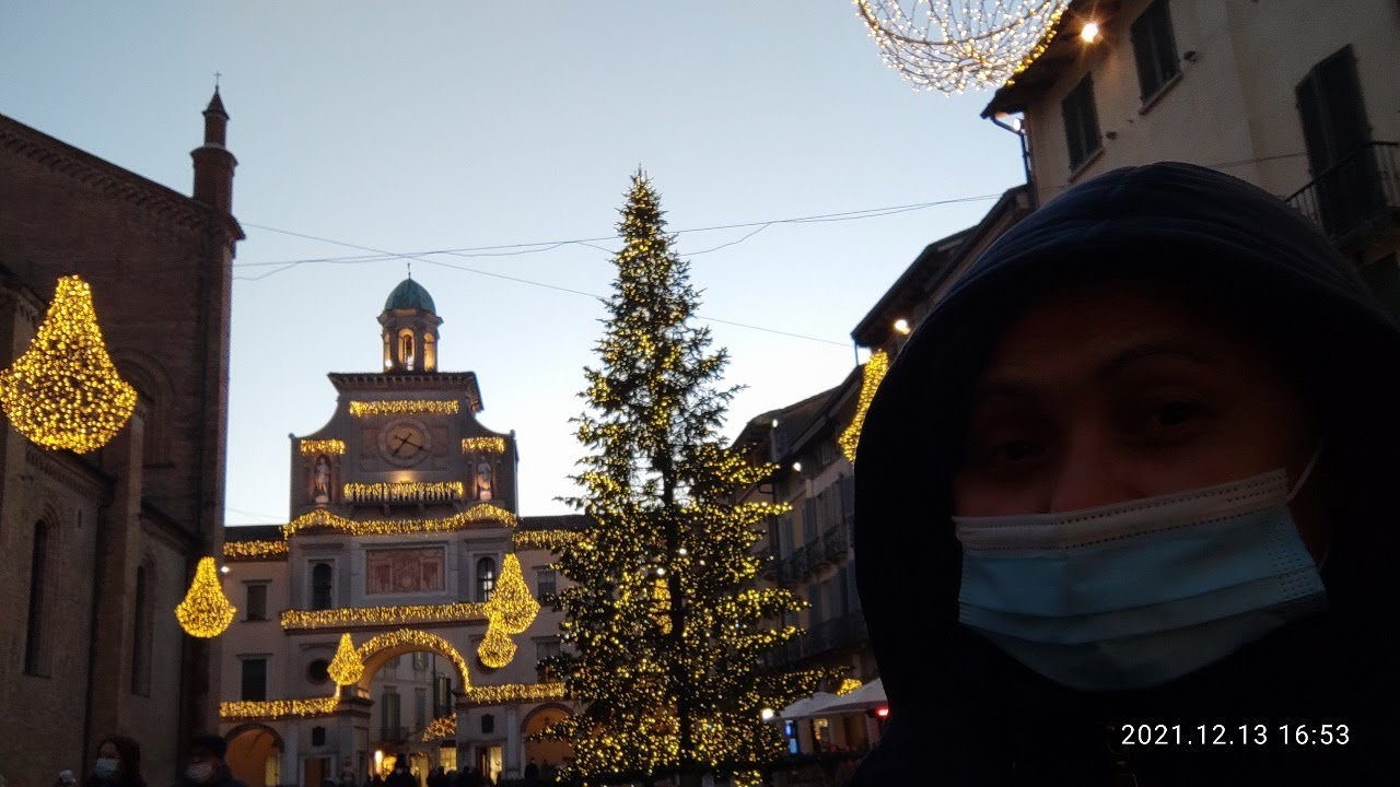 GOLDEN HOUSE WITH A BIG CHRISTMAS TREE - YouTube