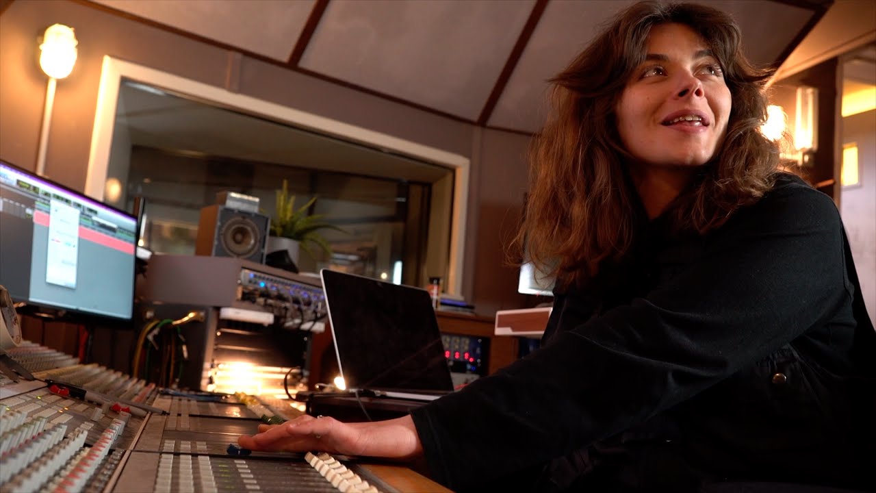 Producer and DJ Giulia Tess breaks down Gloves track. - YouTube