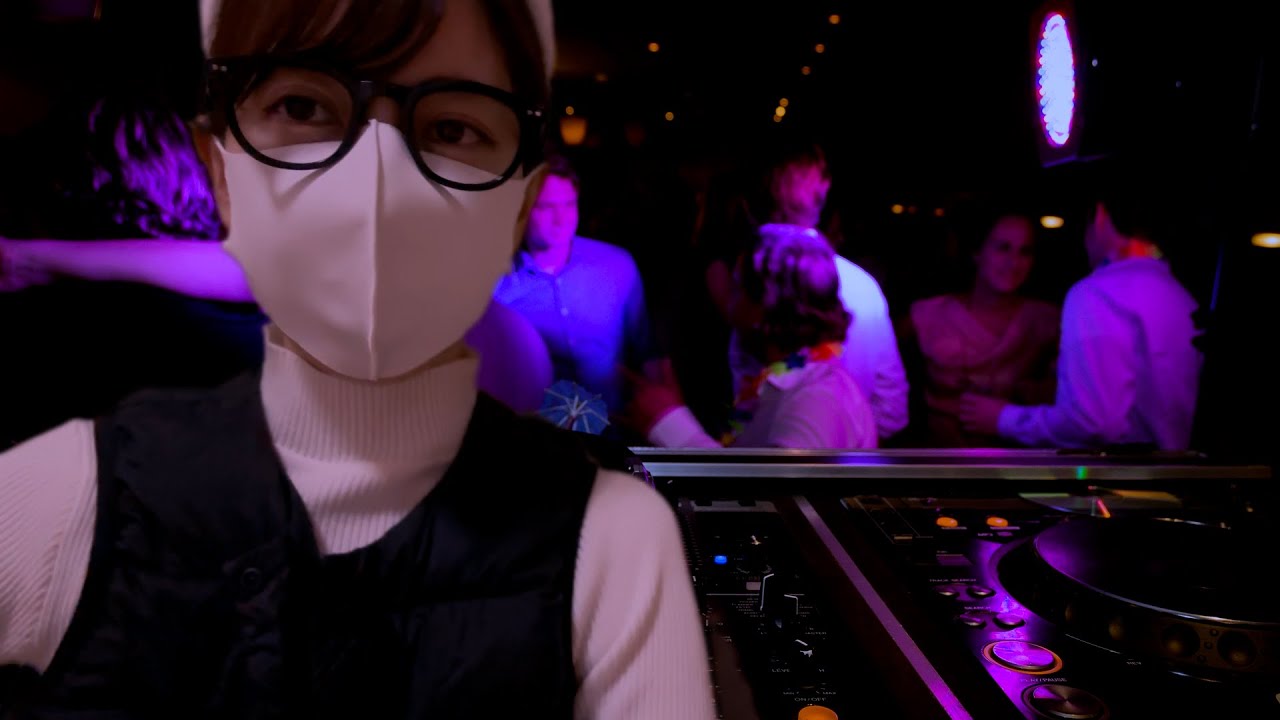 【ASMR】ダウンDJのハンドムーブメント/囁き声 hand movements Down Vest DJ - YouTube