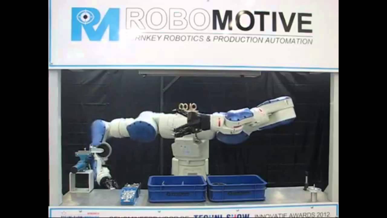 Motoman dual arm robot with adaptive gripper and 3D vision - YouTube