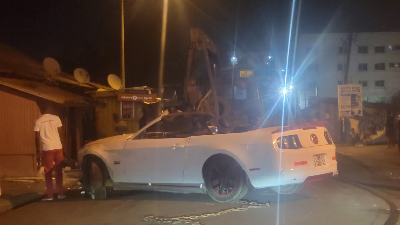 BREAKING NEWS ! CAR 🚗 CRUSHED INTO SOMEONE'S BEDROOM AT BANTAMA - YouTube