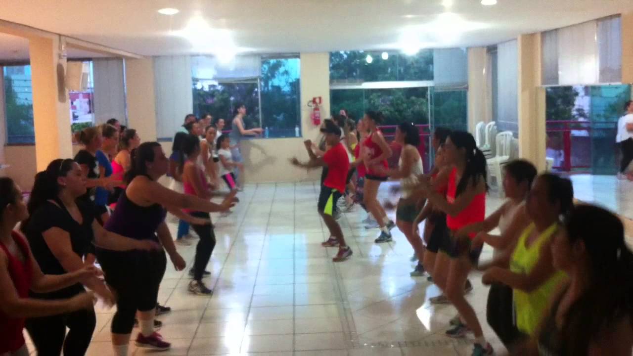 TREMIDINHA (zumba) - ROOMS FITNESS - YouTube