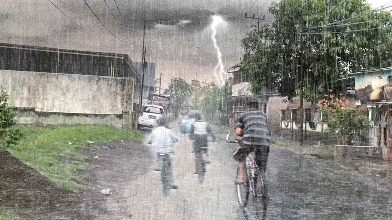 I Walking in the rain of Great Wind Thunder in the village Red soil ...