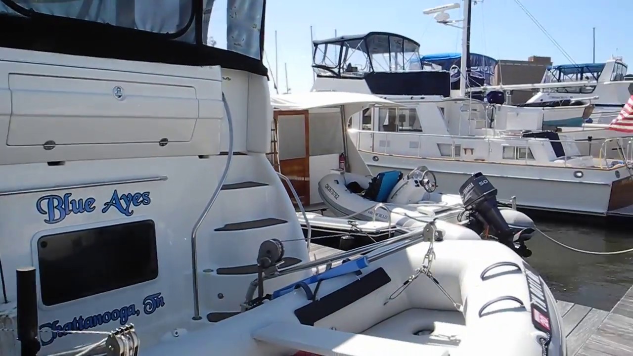 Stern Docking in a Marina with Wind - YouTube