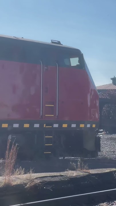 CTrail P40BH #6704 gives Massive Horn Show - YouTube