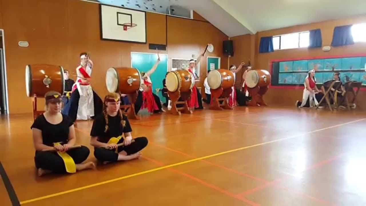 Kapiti College Taiko drumming group at Kapiti Primary School #2 - YouTube