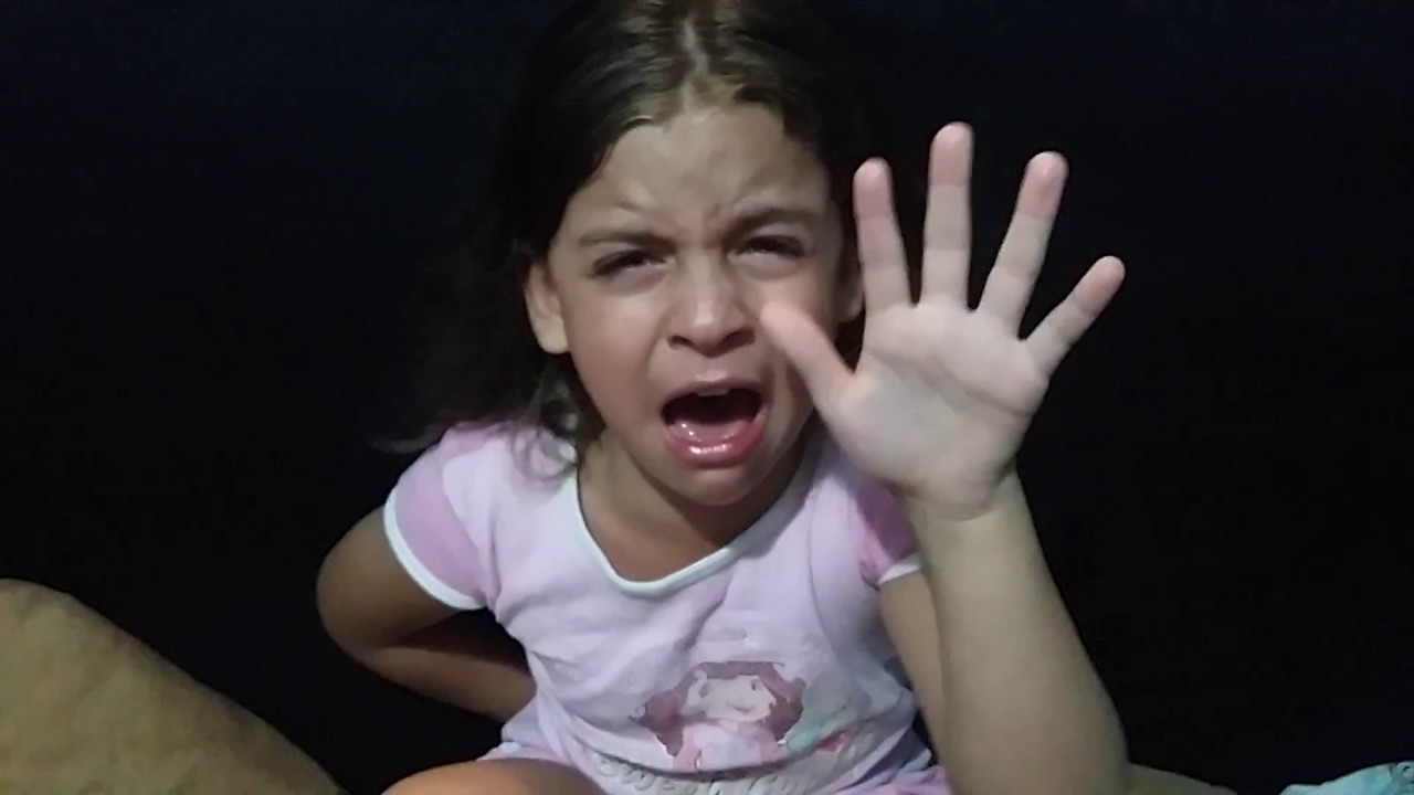 Ana Julia cola a mão da irmã - YouTube