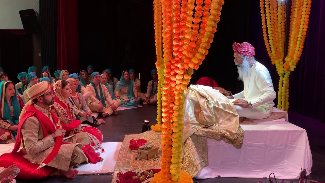 Sikh Priest reading Lavan | Sikh Priest Destination Wedding Seattle ...