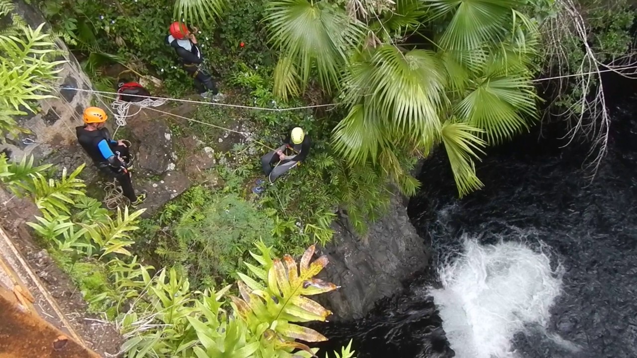 Tyrolienne dans RIVIERE DES ROCHES à la REUNION - YouTube