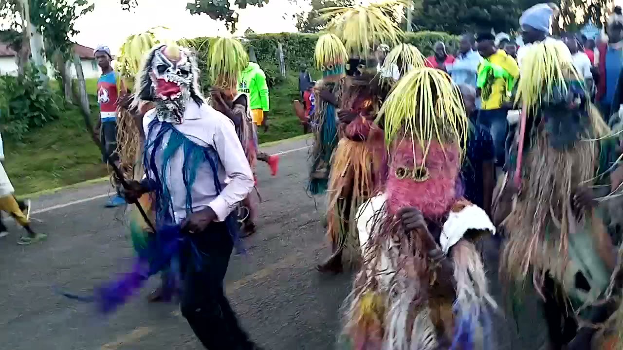 Tiriki Vukhulu: Initiates enjoys music and dance on the road - YouTube