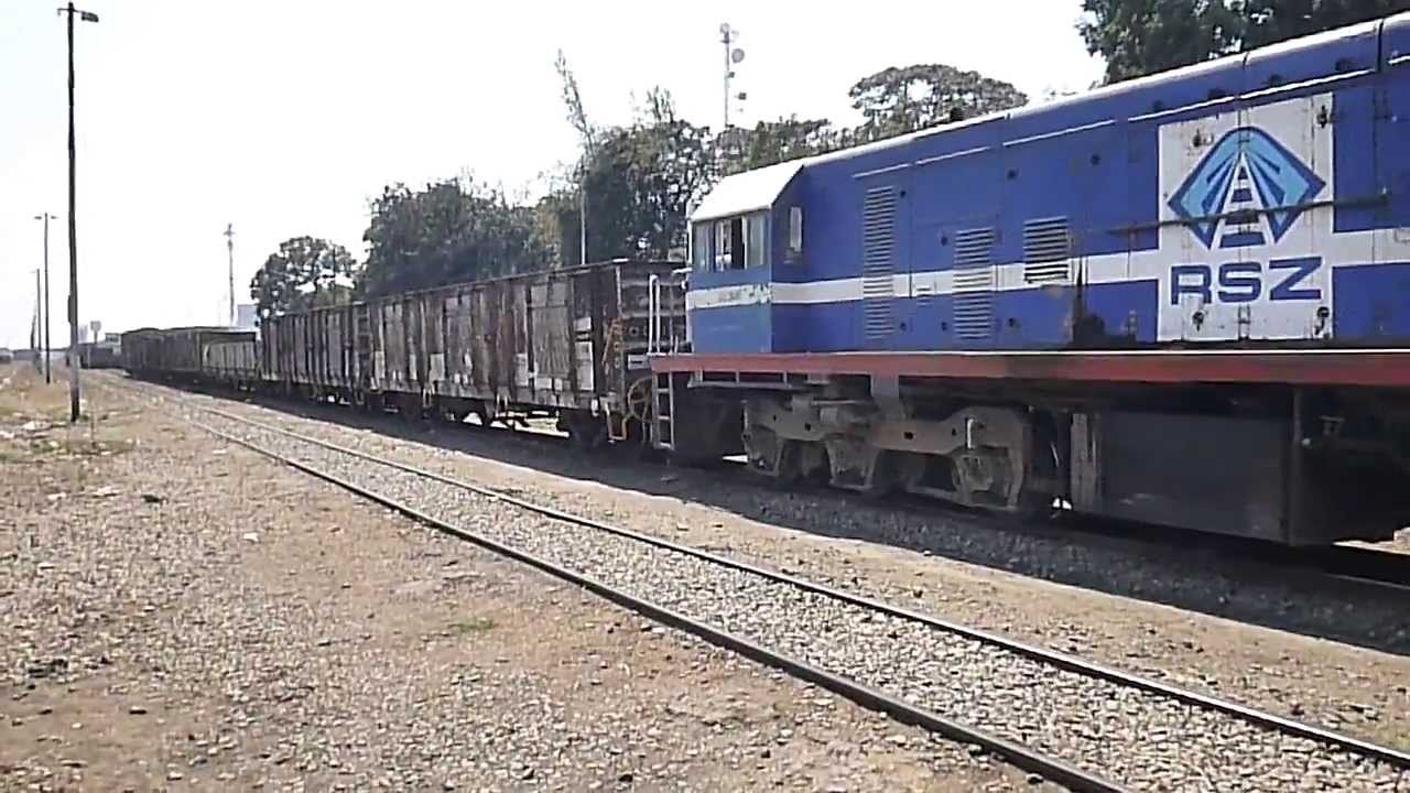 Un train arrive en gare de Lusaka le 12 Août 2013 - YouTube
