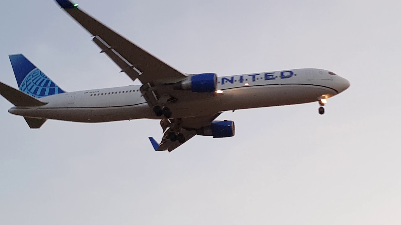 UNITED AIRLINES BOEING 767 SUNSET ARRIVAL - YouTube